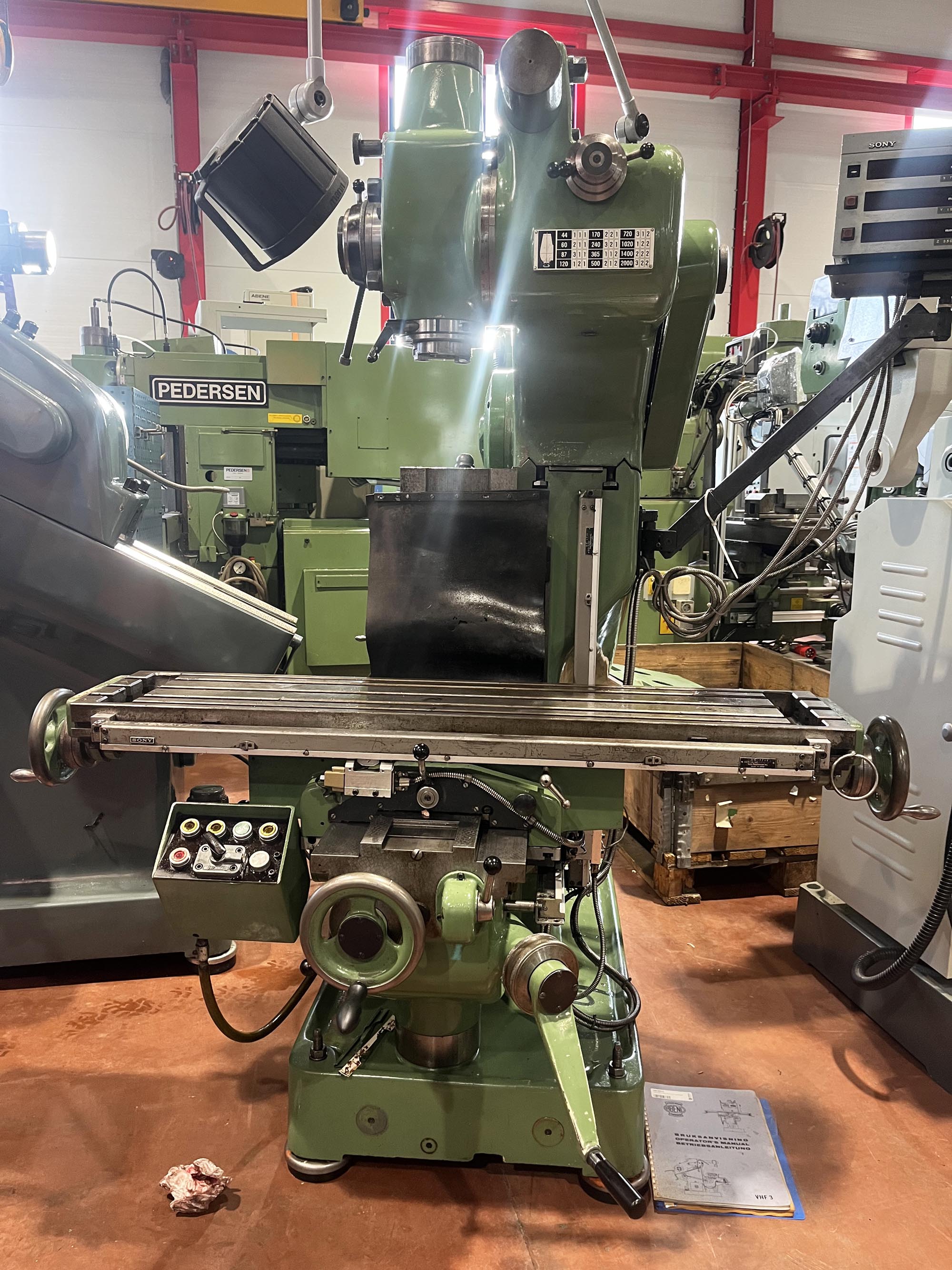 Fräsmaskin Abene VHF3 med 3-axlig digital - Manuella fräsmaskiner ...