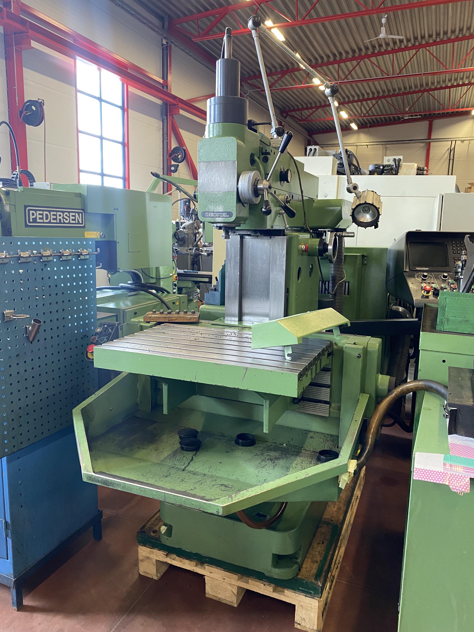 CNC-fräs Deckel FP3NC med tillbehör - Styrda fräsmaskiner ...