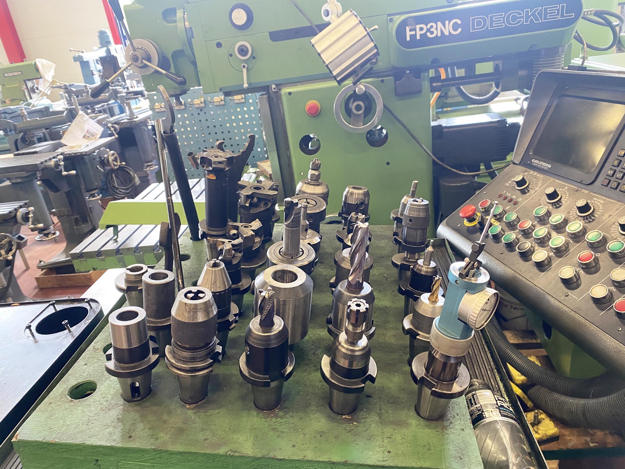 CNC-fräs Deckel FP3NC med tillbehör - Styrda fräsmaskiner ...