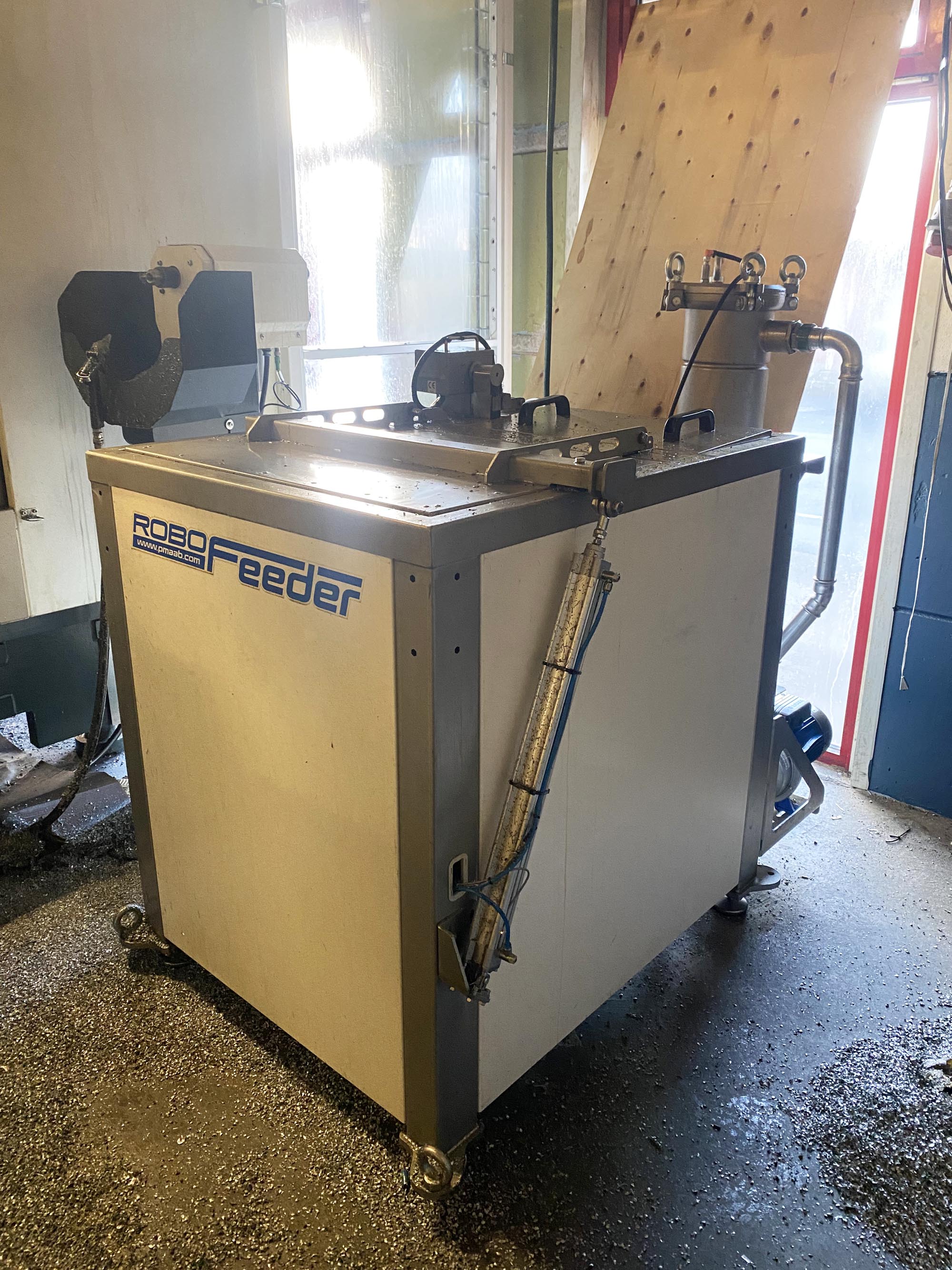 Vertikal svängpalett flerop Trident TR-56S med robotcell m.m ...